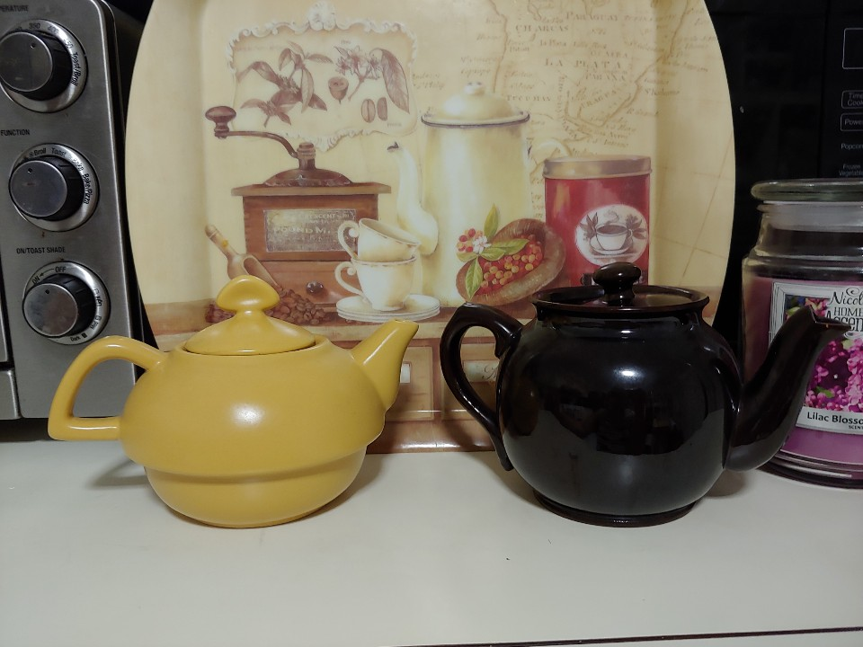 2 tea pots