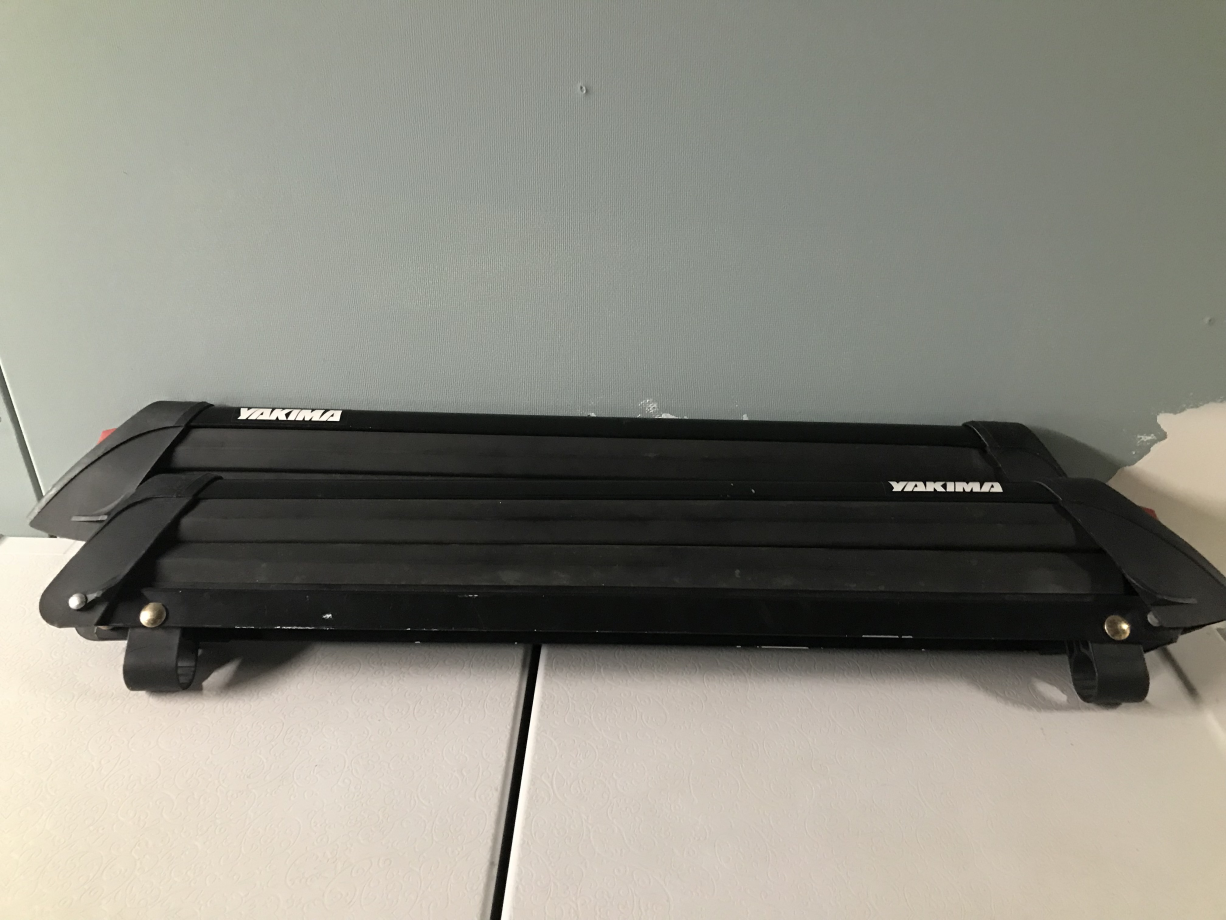 YAKIMA SKI & SNOWBOARD RACK.