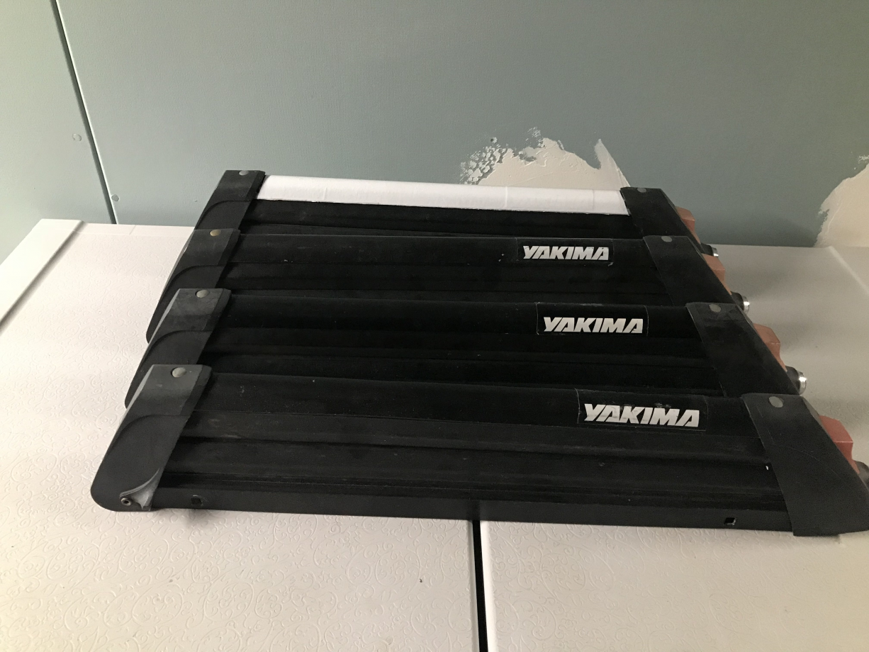 YAKIMA SKI & SNOWBOARD RACK.